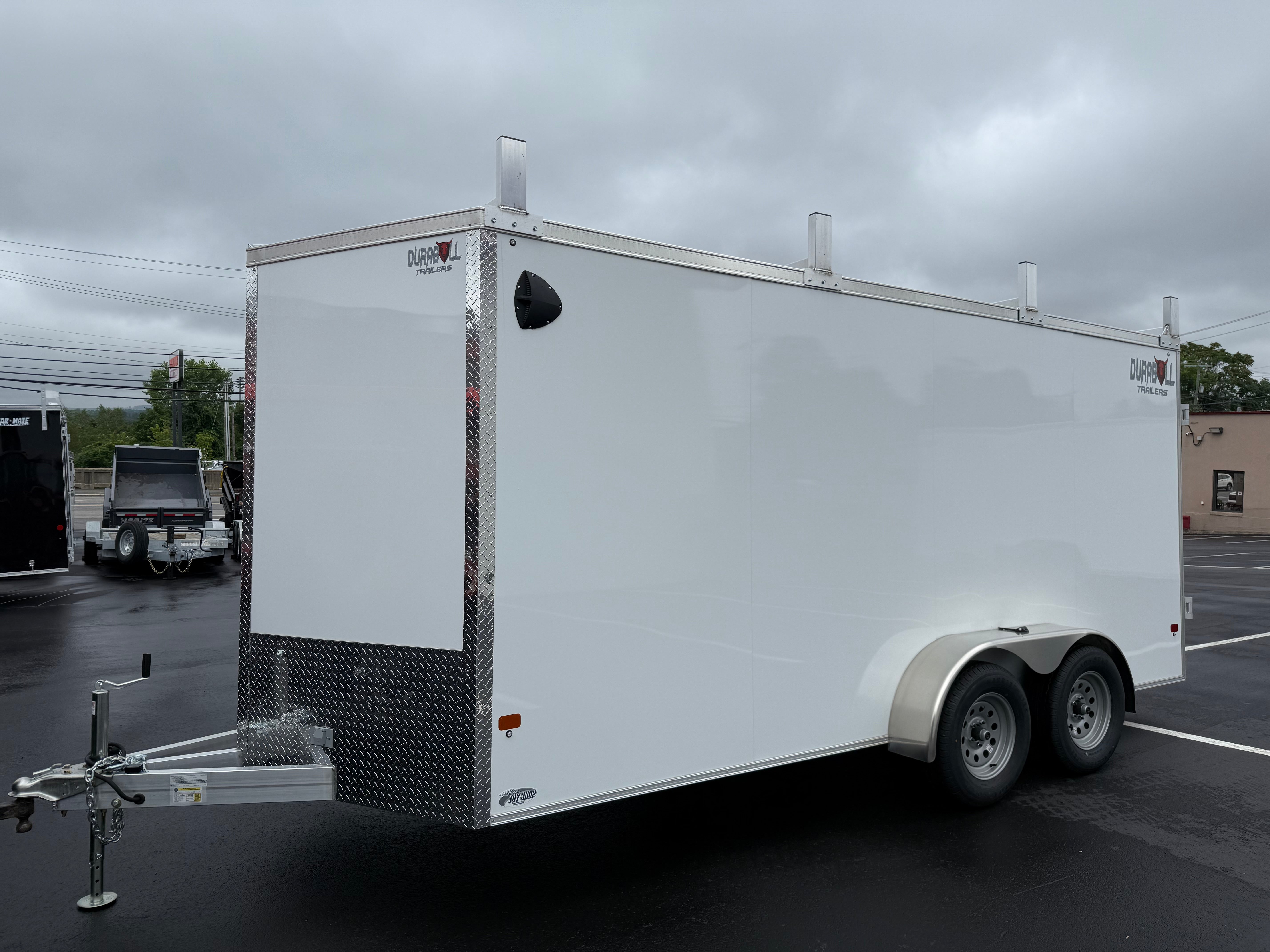 Durabull Enclosed Aluminum Contractor 7'x16'+2'V WHT BARN with Ramps